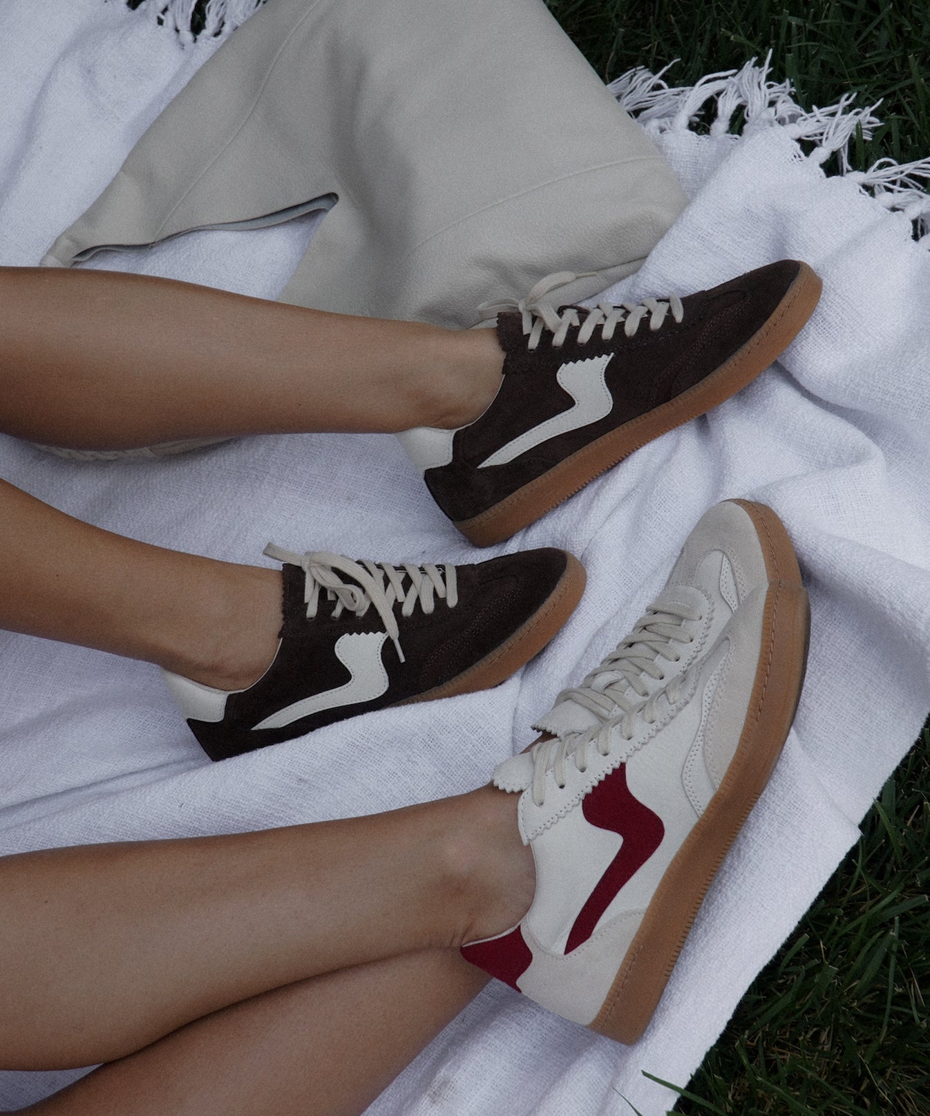 NOTICE SNEAKERS DK BROWN SUEDE – Dolce Vita